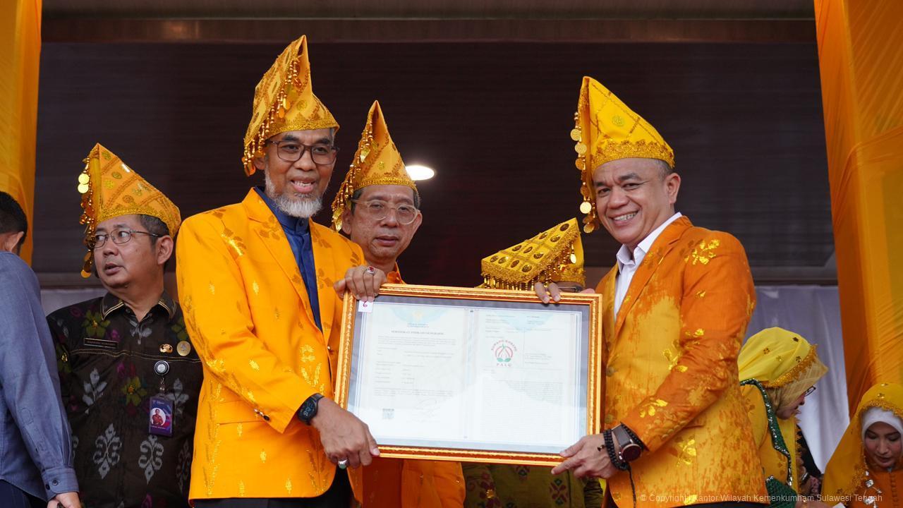 HUT Kota Palu ke-47, Dirjen KI Serahkan Sertifikat Kekayaan Intelektual dan Penghargaan Hukum